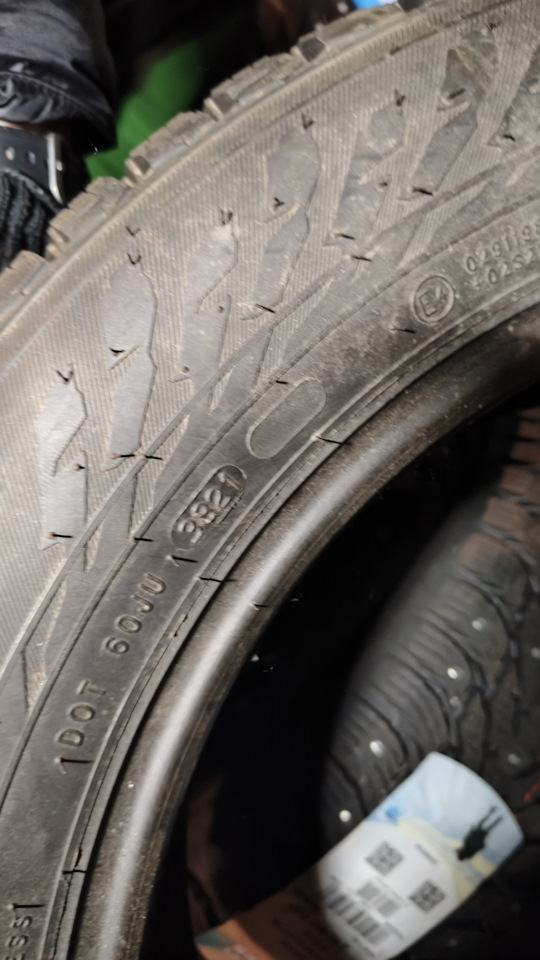 Шины зимние шипованные Nokian 215/60 R17 на Audi Q3 (1G), Honda HR-V ...