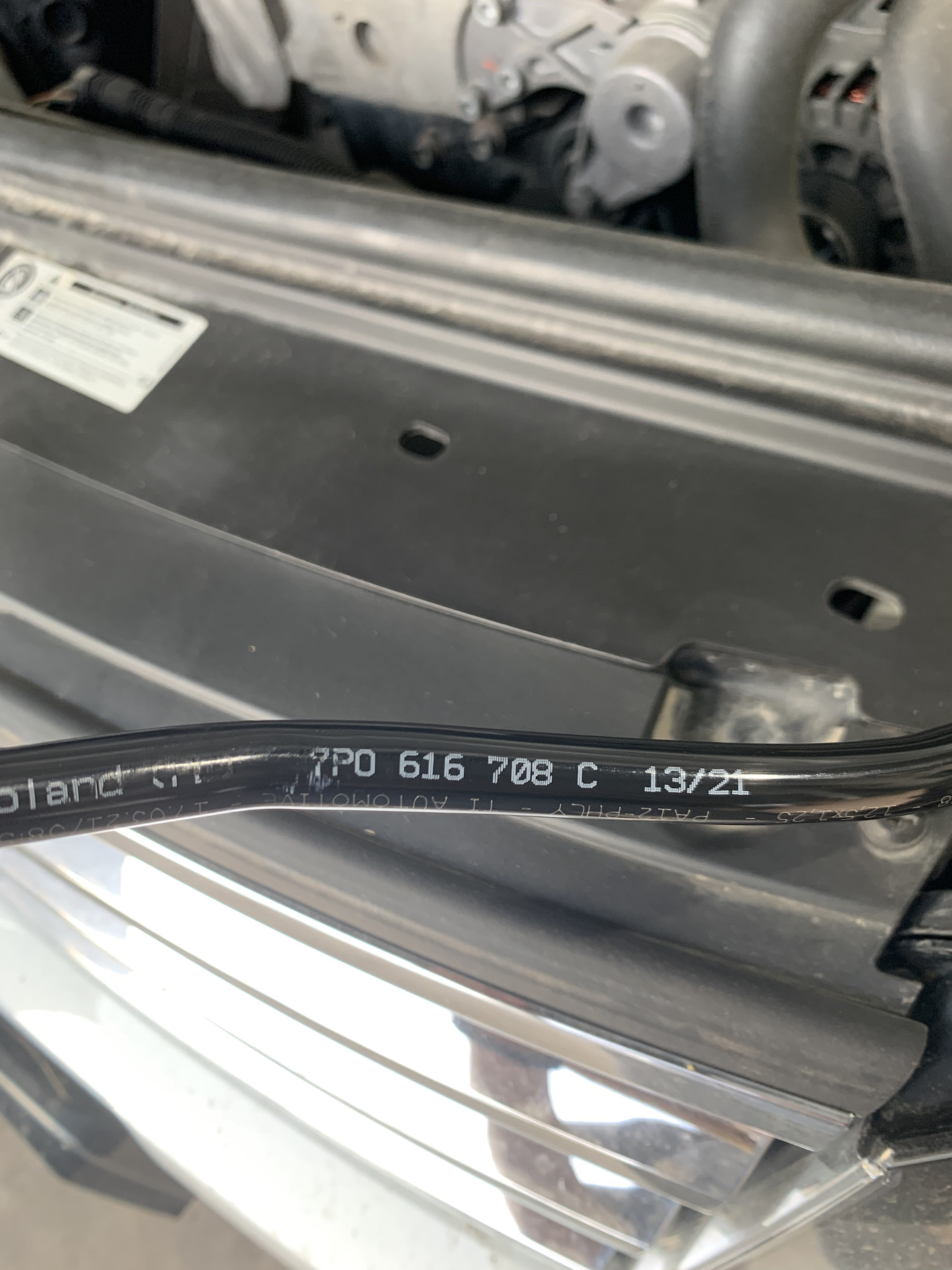 Замена воздушного фильтра пневмы — Volkswagen Touareg (2G), 3,6 л, 2015 ...