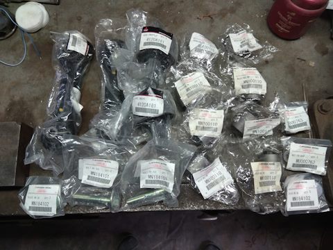 MN184101 БОЛТ ЗАДНИЙ РАЗВАЛЬНЫЙ+ ШАЙБА ASX (10-…), LANCER (07 ...