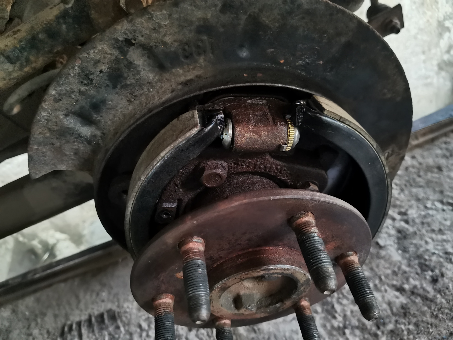 Стояночный тормоз, колодки и сальники полуосей. — Chevrolet Tahoe ...