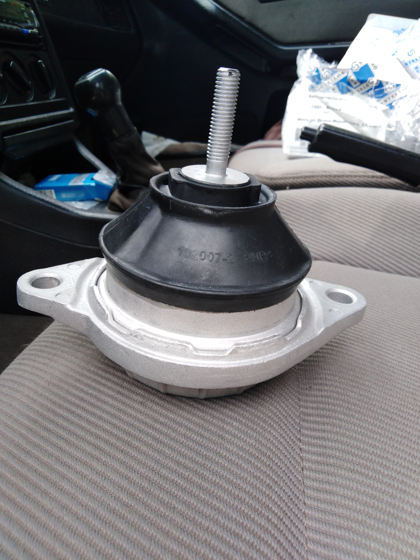 Замена подушки двигателя — Audi 90 (B3), 2,3 л, 1988 года | своими ...