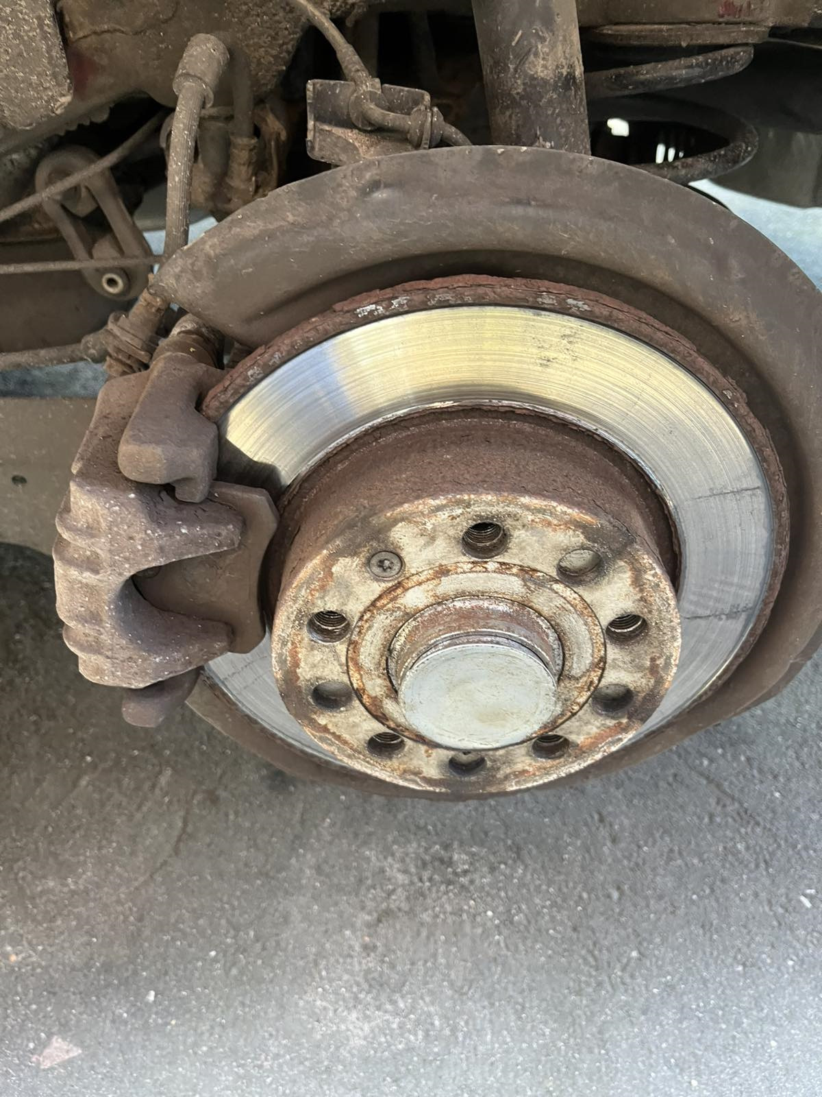 Замена задних тормозных дисков и колодок — Volkswagen Jetta VI, 1,4 л ...