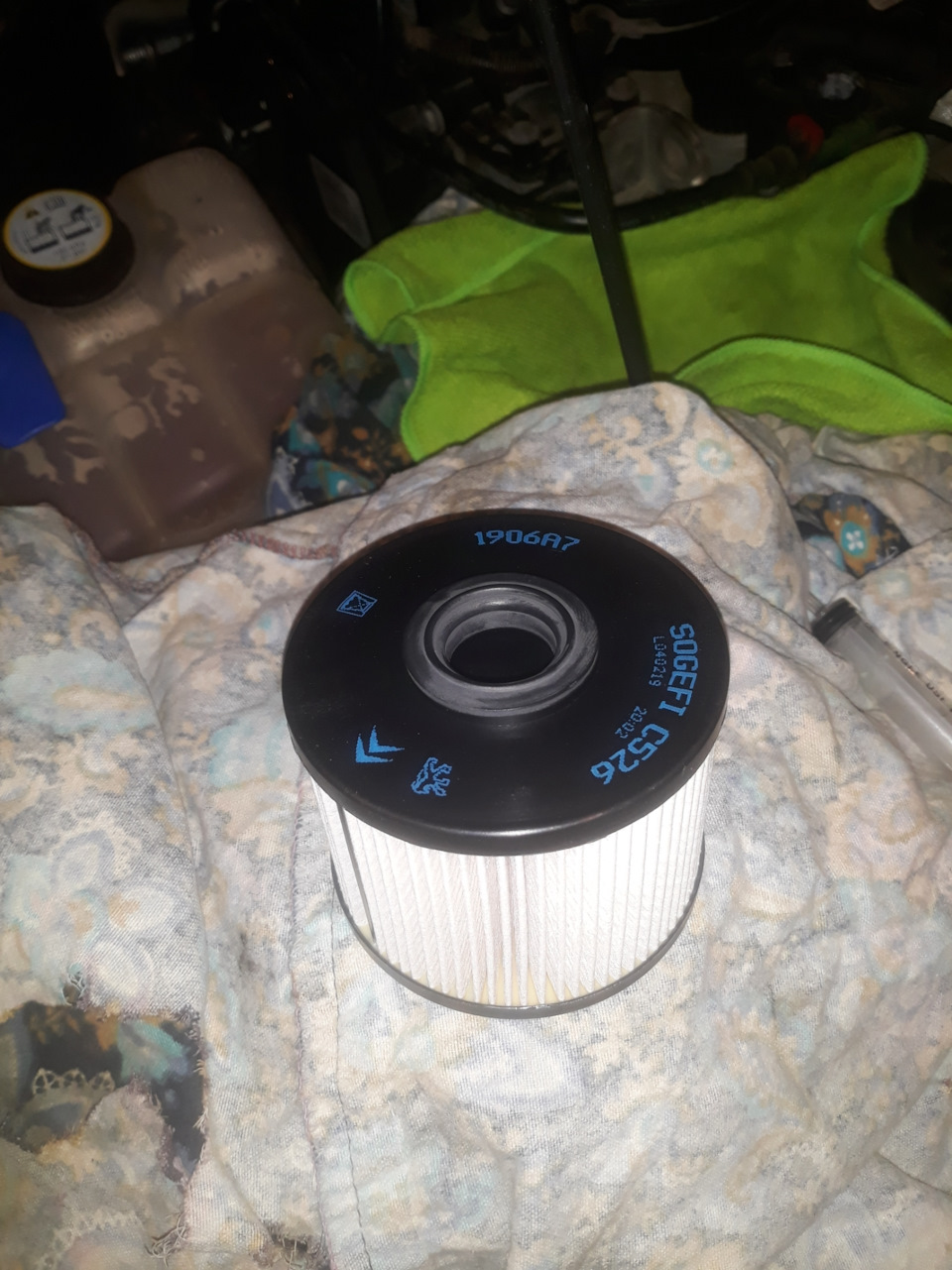 Замена топливного фильтра — Ford Kuga (1G), 2 л, 2011 года | плановое ...