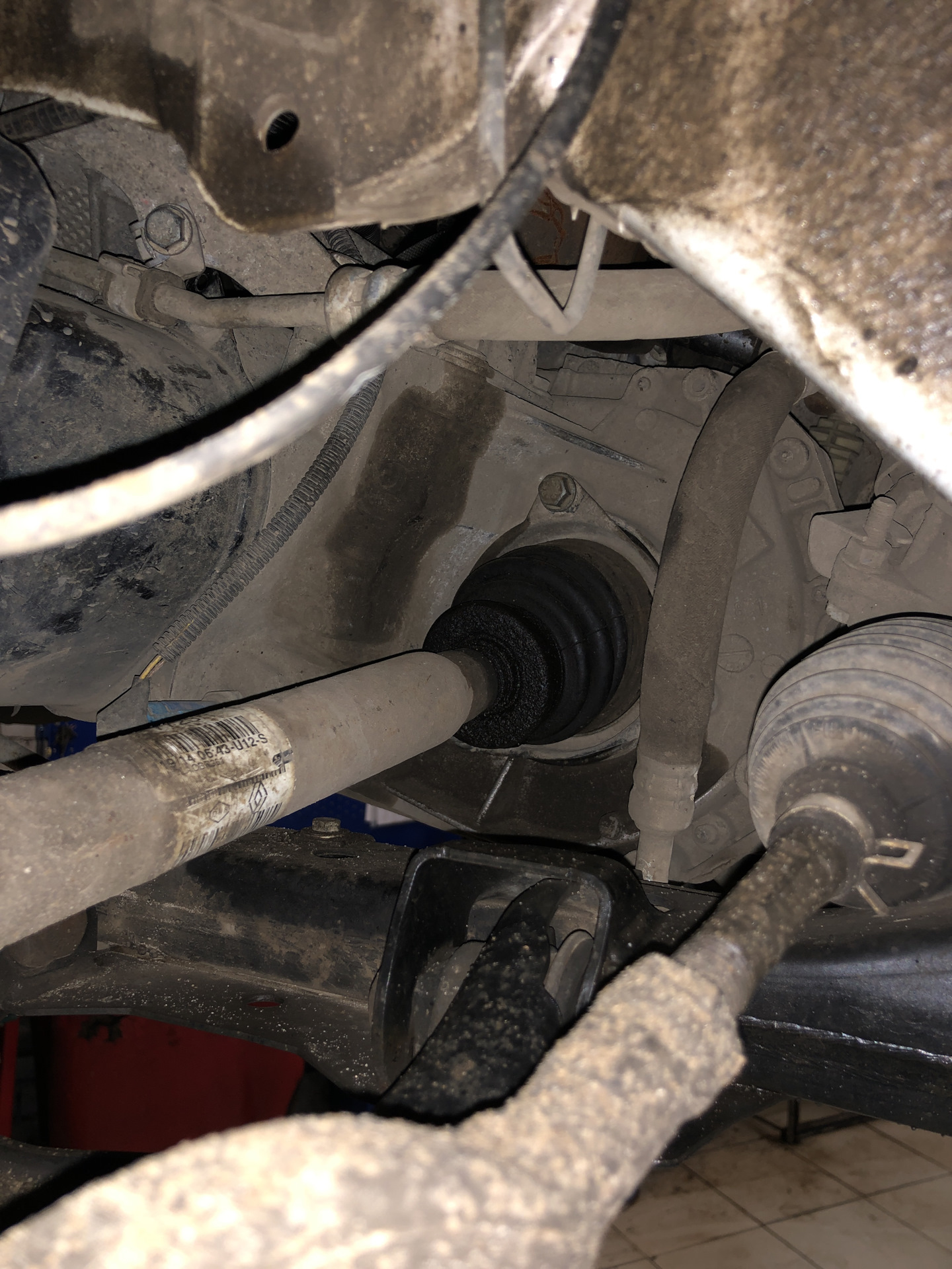 Замена пыльника левого внутреннего привода — Nissan Almera V (G11/15 ...