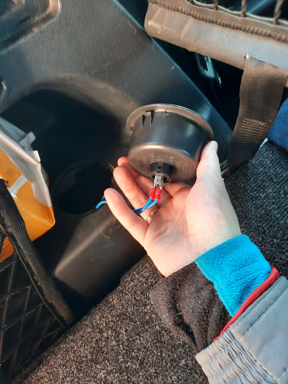 Дублирующая кнопка открытия багажника — Opel Zafira B, 1,7 л, 2008 года ...