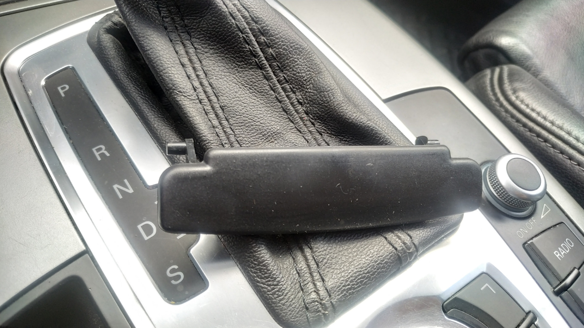 5- Замена АКБ, ручка подлокотника — Audi A6 Avant (C6), 3 л, 2008 года ...