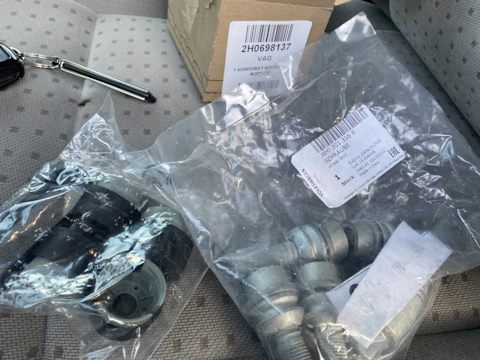 2H0698137 Комплект колесных болтов — VAG | Запчасти на DRIVE2