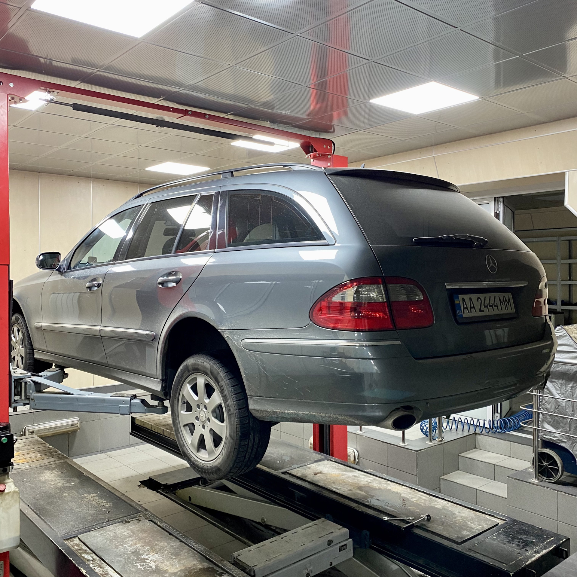 Задние аморты — Mercedes-Benz E-Class Estate (S211), 3 л, 2008 года ...