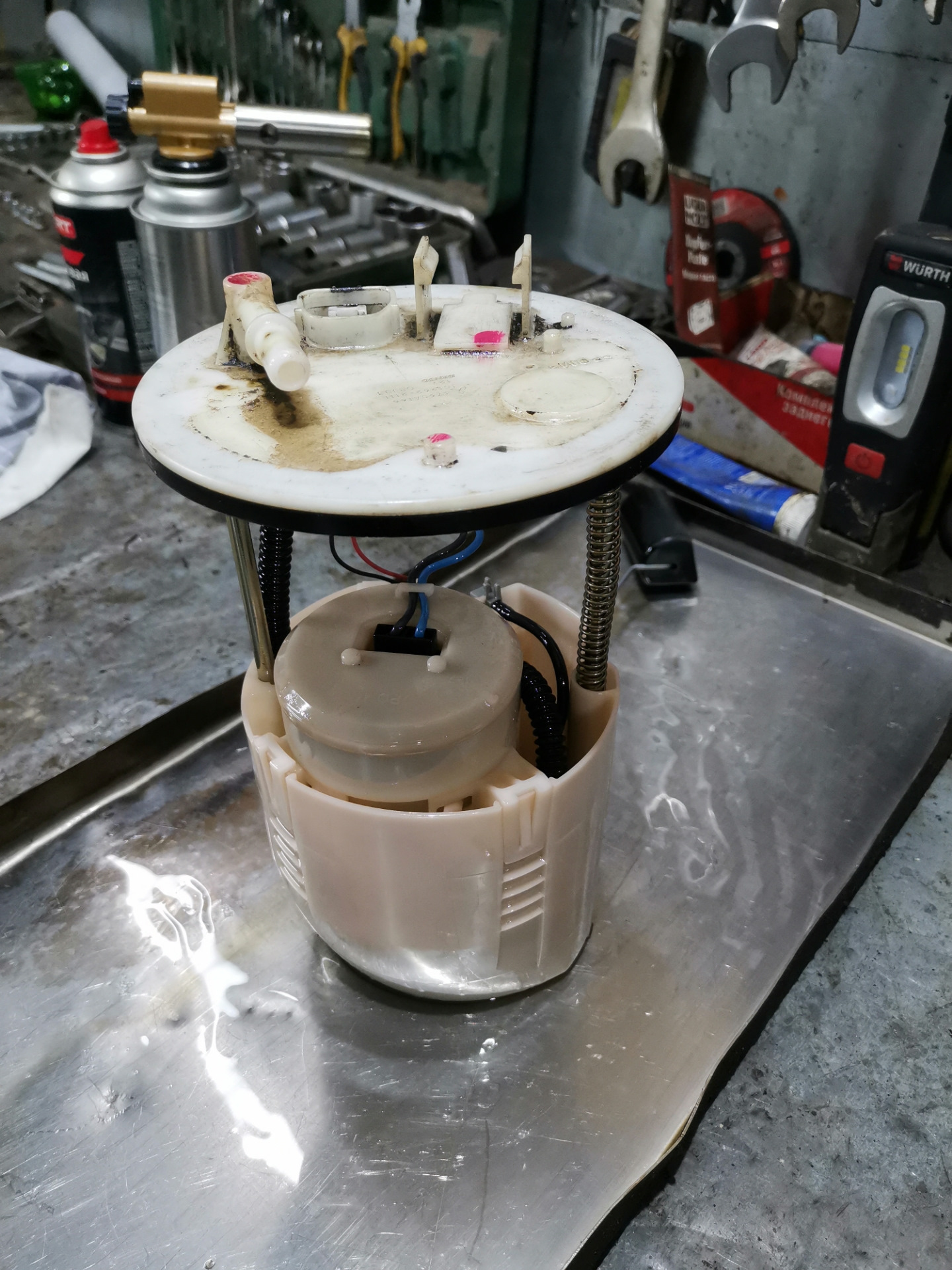 Замена фильтра в бензонасосе… — Mitsubishi Lancer X, 2 л, 2008 года ...