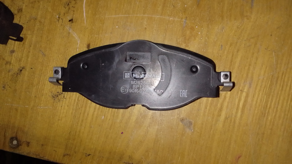 Замена передних тормозных колодок — Skoda Octavia A7 Mk3, 1,2 л, 2014 ...