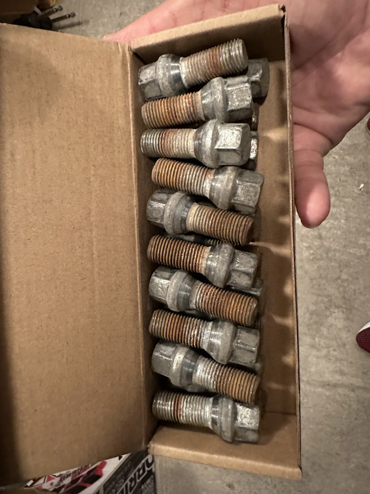 WHT001812 Болт крепления колеса VAG | Запчасти на DRIVE2