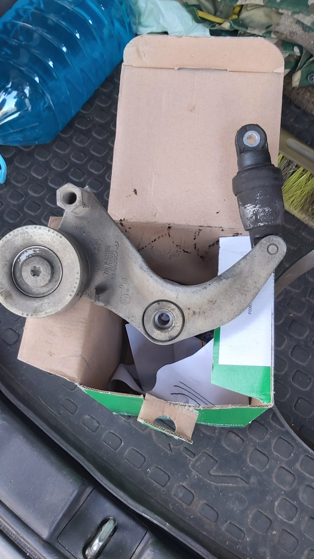 Замена натяжителя приводного ремня — Honda CR-V (RM), 2 л, 2013 года ...