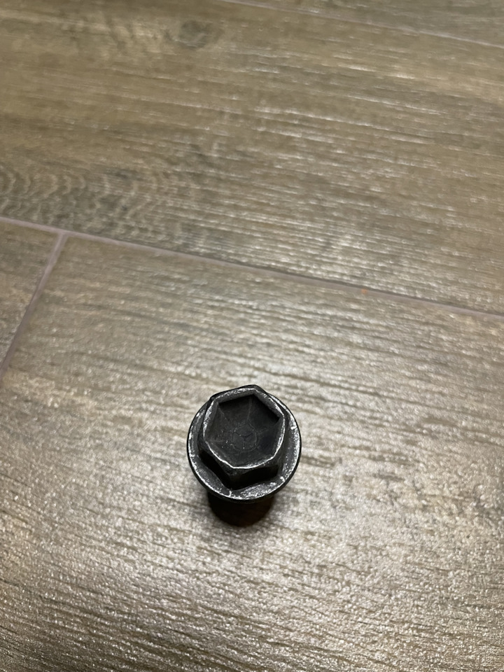 Болт колесный Mercedes A0009908307 на Mercedes-Benz C 63 AMG (W205 ...