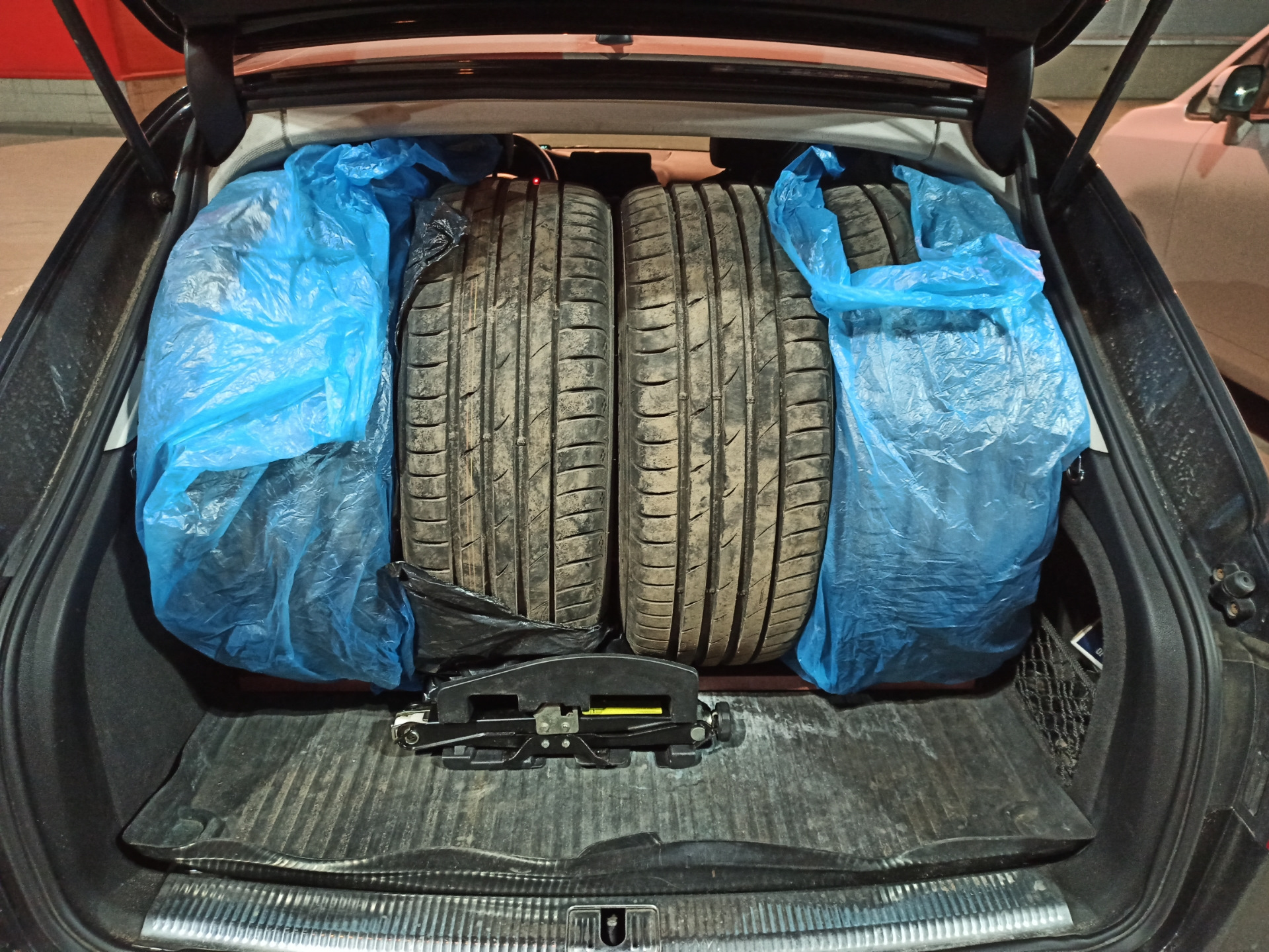 Шины в багажнике Audi A4 B8 Avant — Audi A4 Avant (B8), 1,8 л, 2008 ...