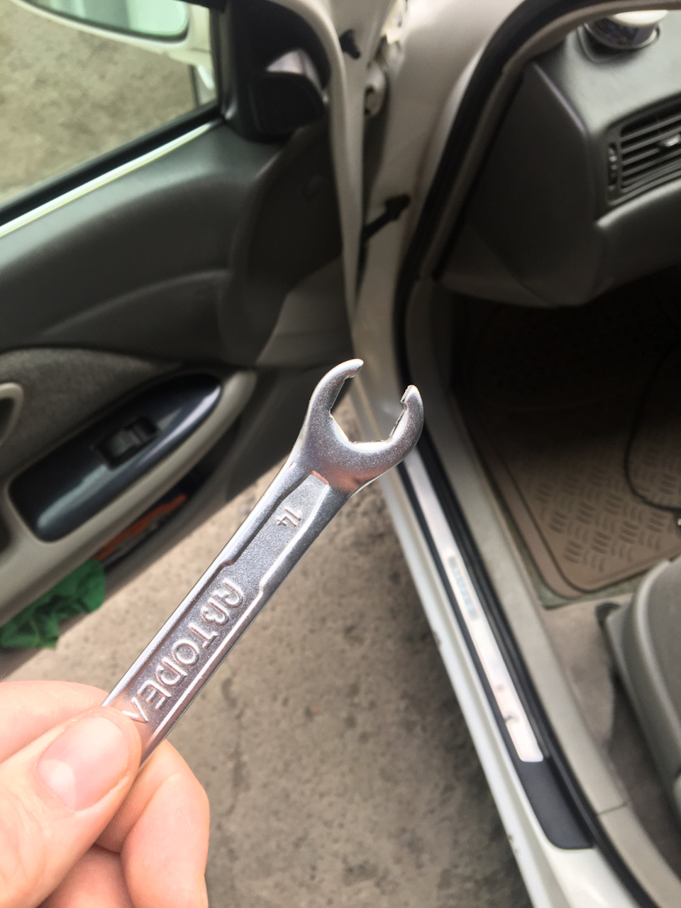 Мелкое ТО. Топливный фильтр под капотом, новые свечи. — Toyota Mark II ...