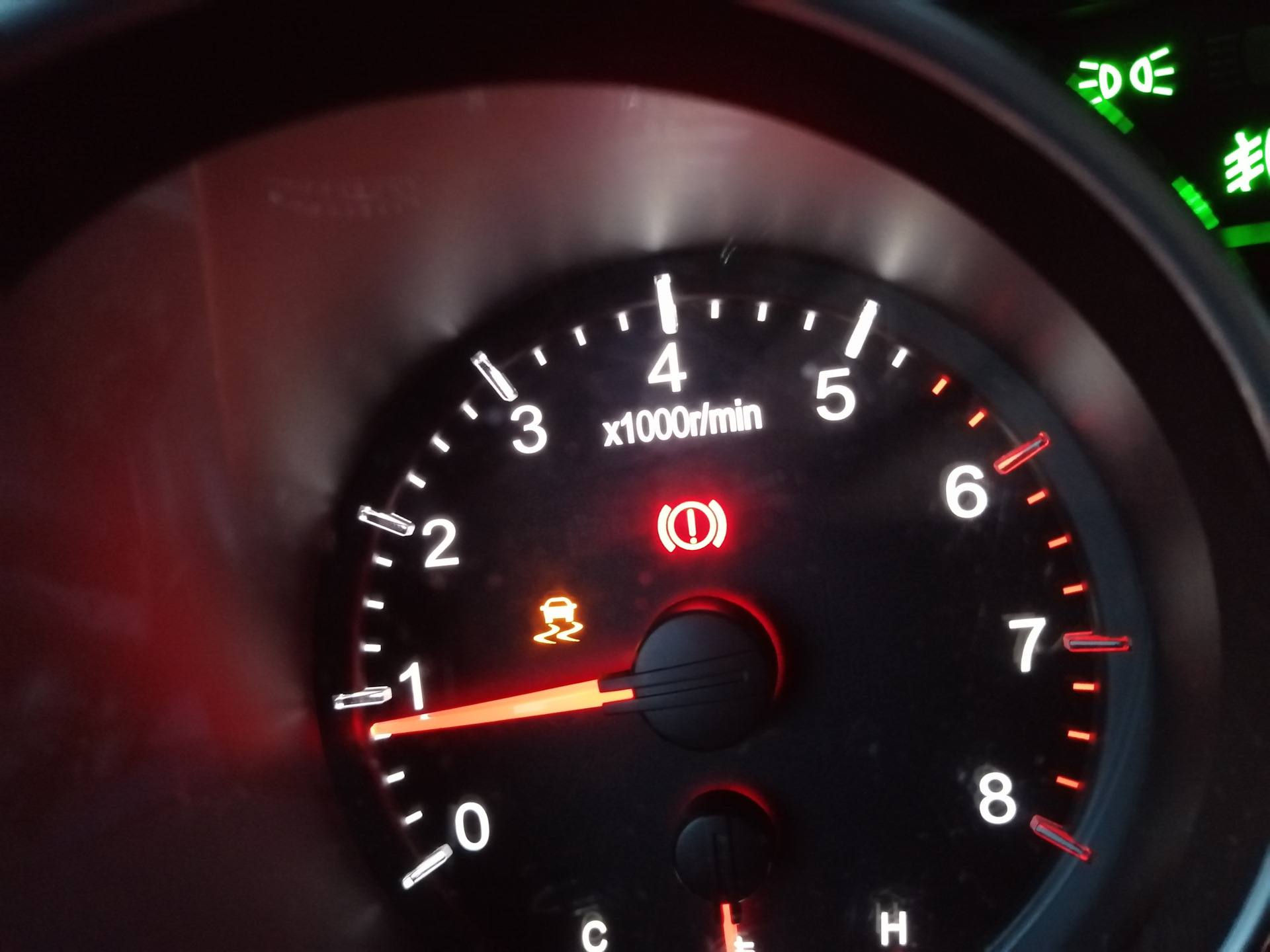 Горит значок системы стабилизации автомобиля при движении ESP — Haval H6 (2G), 1,5 л, 2017 года ...