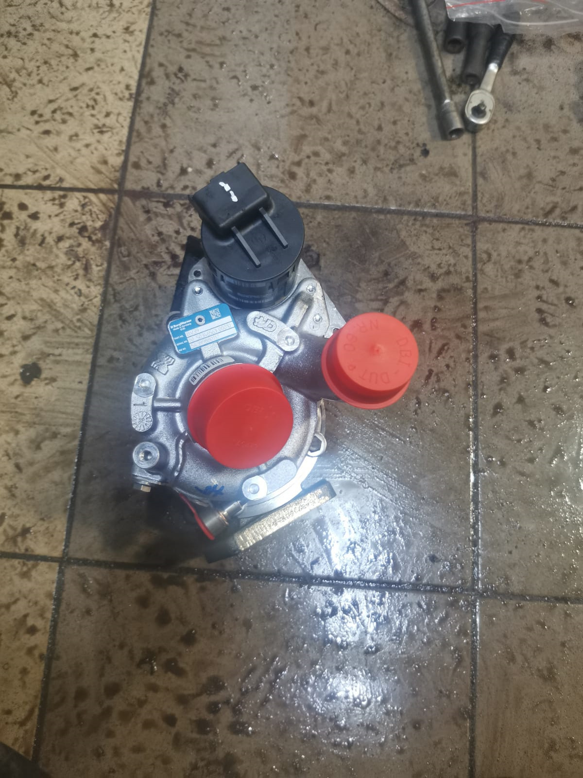 Левая турбина. — Land Rover Range Rover Sport (1G), 3,6 л, 2007 года ...