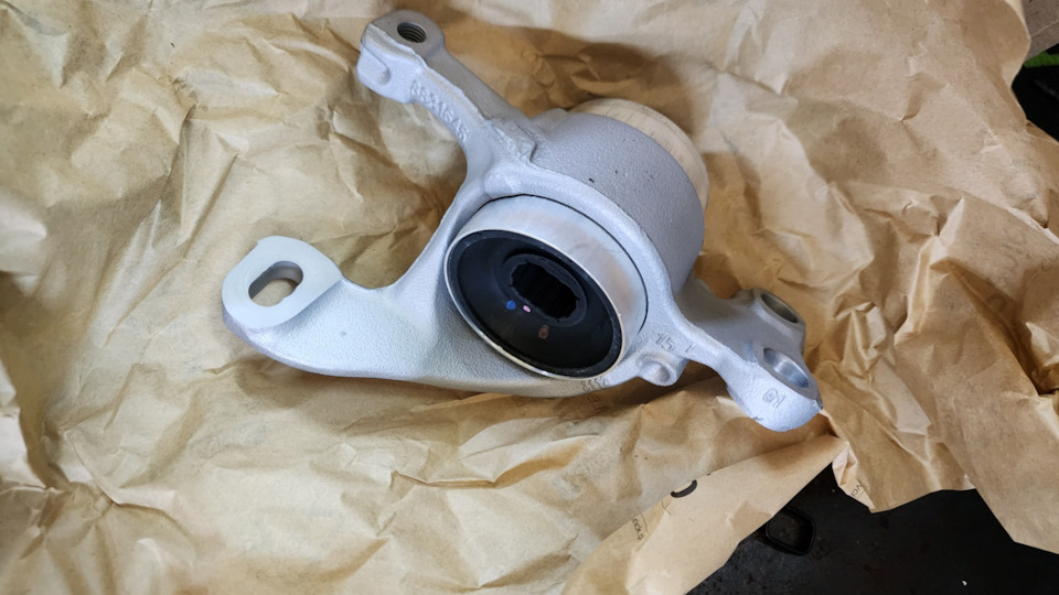 Замена подушки и сайлентблоков — BMW X1 (F48), 2 л, 2015 года | визит ...