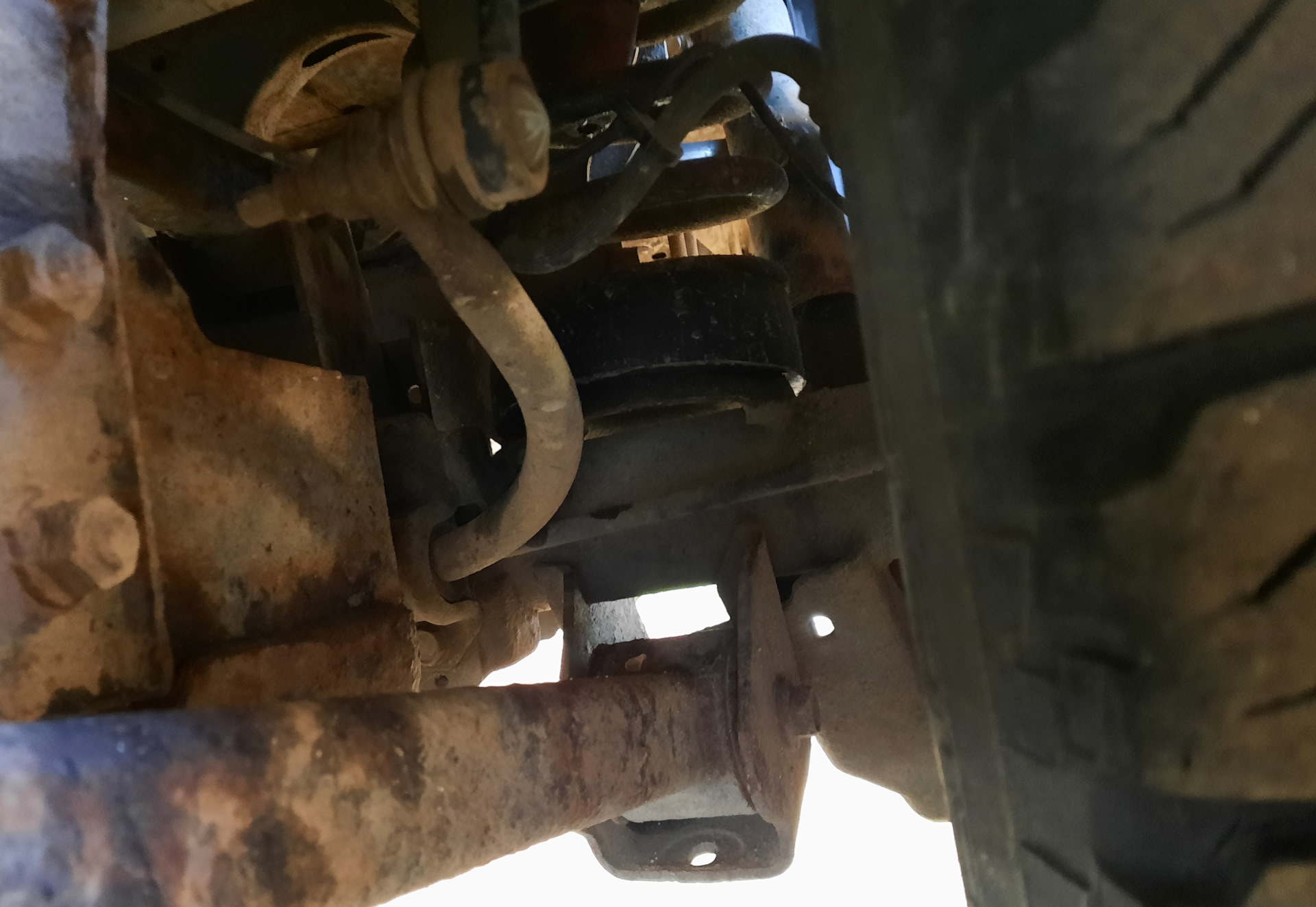 Замена передних стоек. Изоляторы под задние пружины от Соболя. — Jeep ...