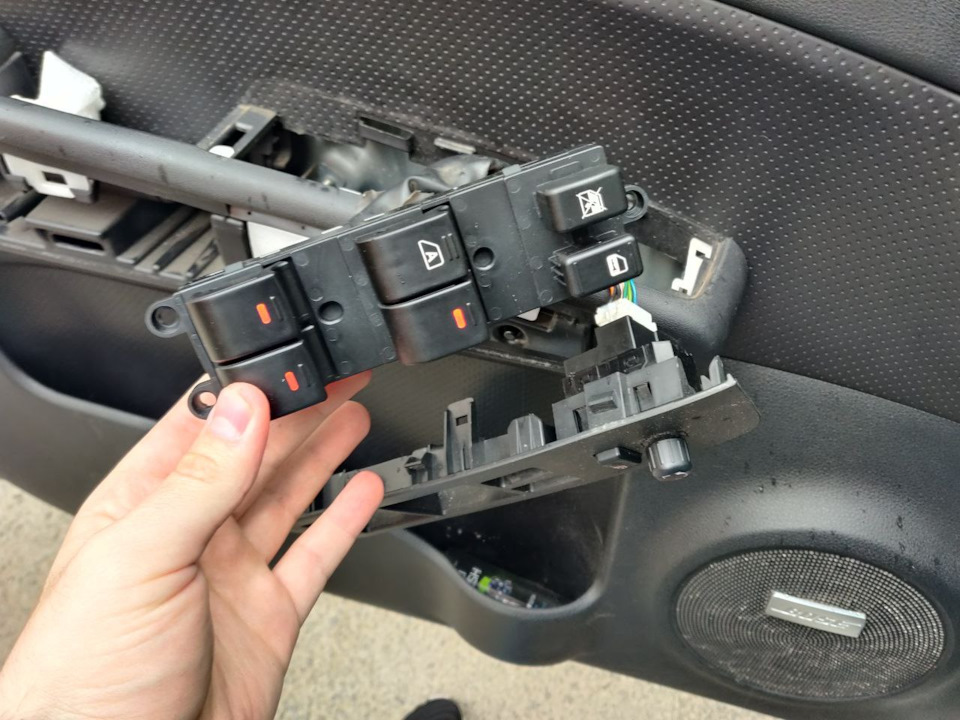 Кнопки стеклоподъемника — Nissan X-Trail II (t31), 2,5 л, 2012 года ...