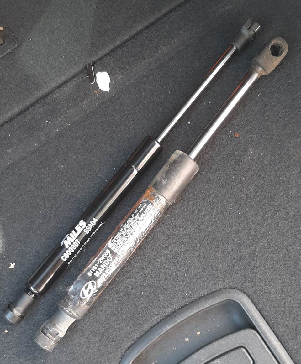 Амортизационные стойки капота — Hyundai Santa Fe (3G), 2,2 л, 2013 года ...