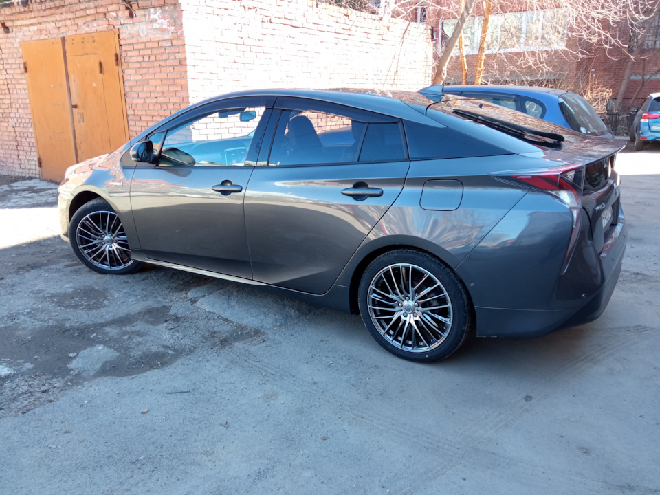 RAYS Versus Stratagia Diavola R18 — Toyota Prius (50), 1,8 л, 2018 года ...