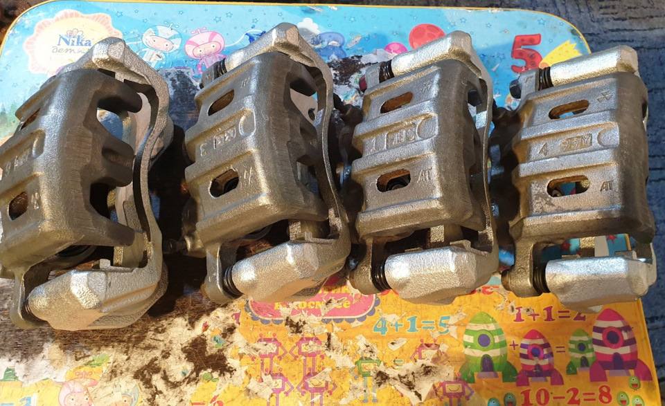 MR370776 Суппорт передний PSA 4007, C-Crosser правый Mitsubishi ...