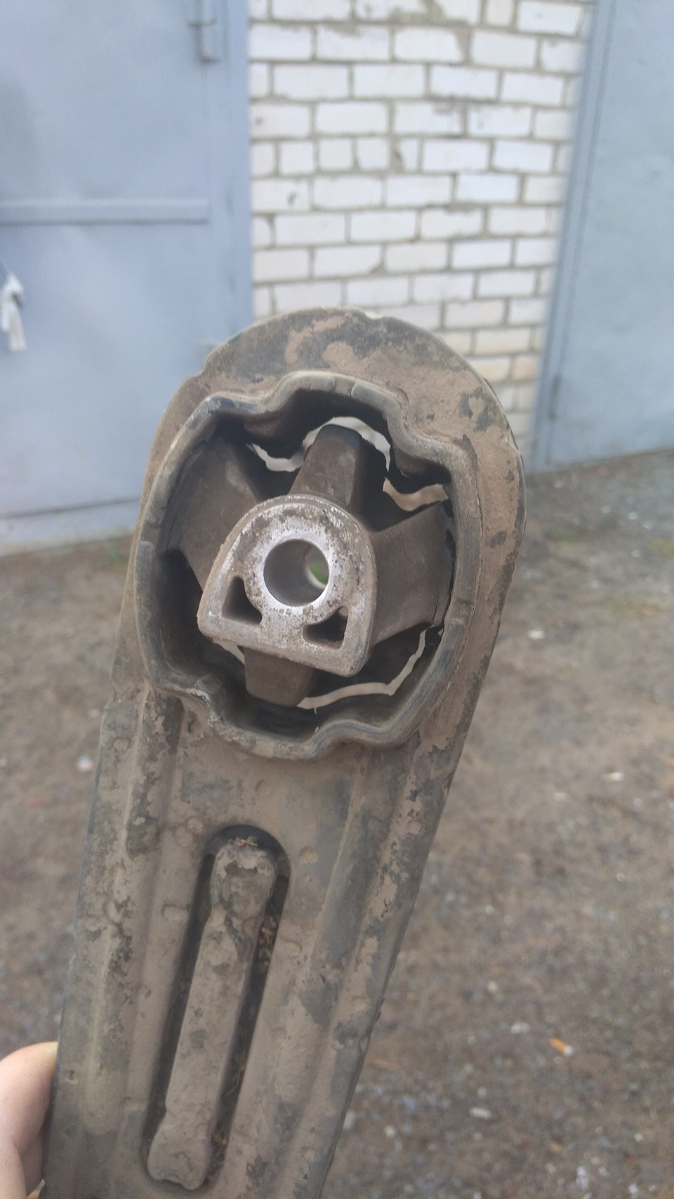 Нижняя подушка двигателя — Renault Megane II, 1,6 л, 2005 года ...