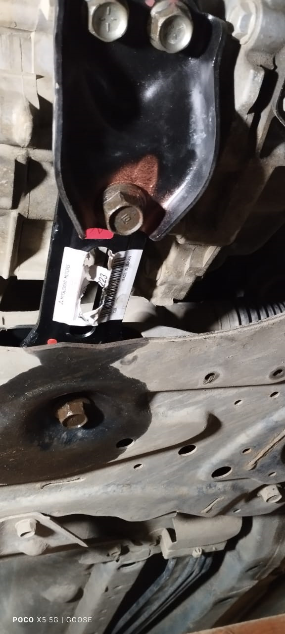 Замена левой подушки мотора и нижней подушки — Mitsubishi Outlander (3G ...