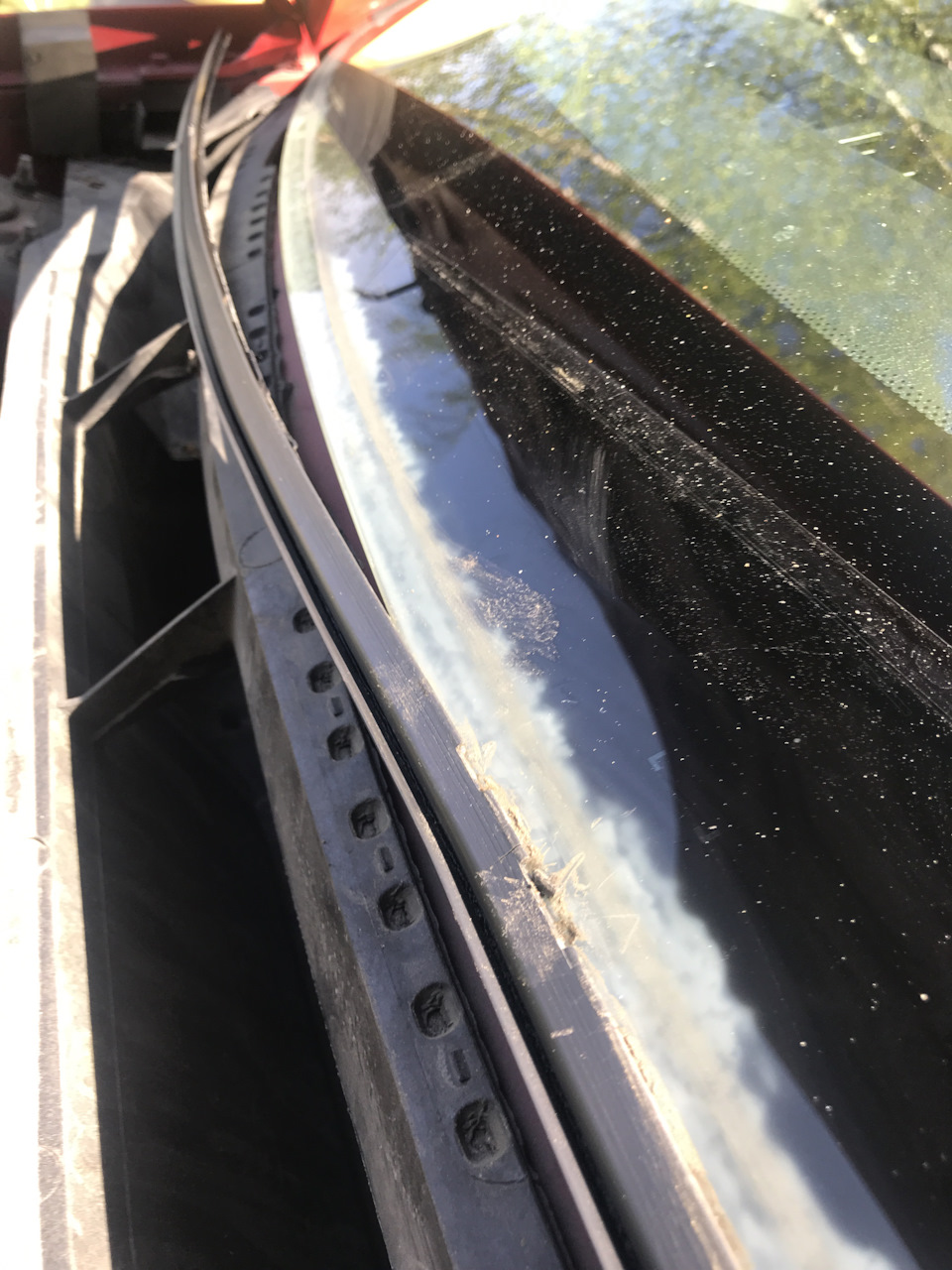 Нижняя кромка лобового стекла — Ford Fiesta (Mk V), 1,6 л, 2008 года ...