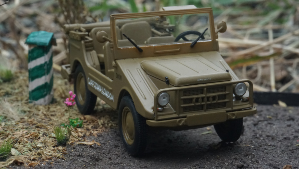 DKW Munga 4 Cape Town London (Starline 1:43) + Sachsenring P3 (Horch P3 ...