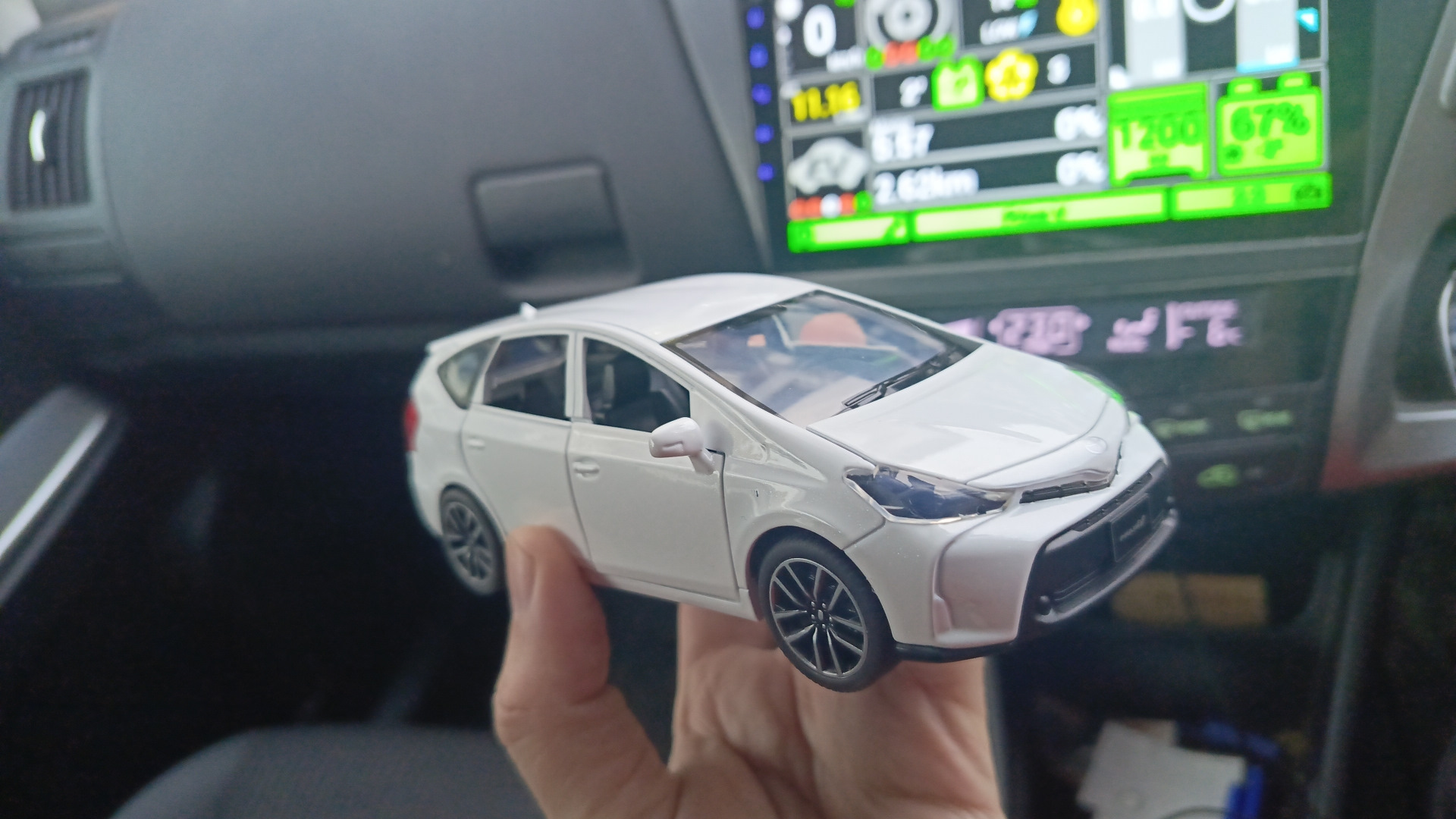 Пришел маленький Приус под самый новый год — Toyota Prius Alpha, 1,8 л ...