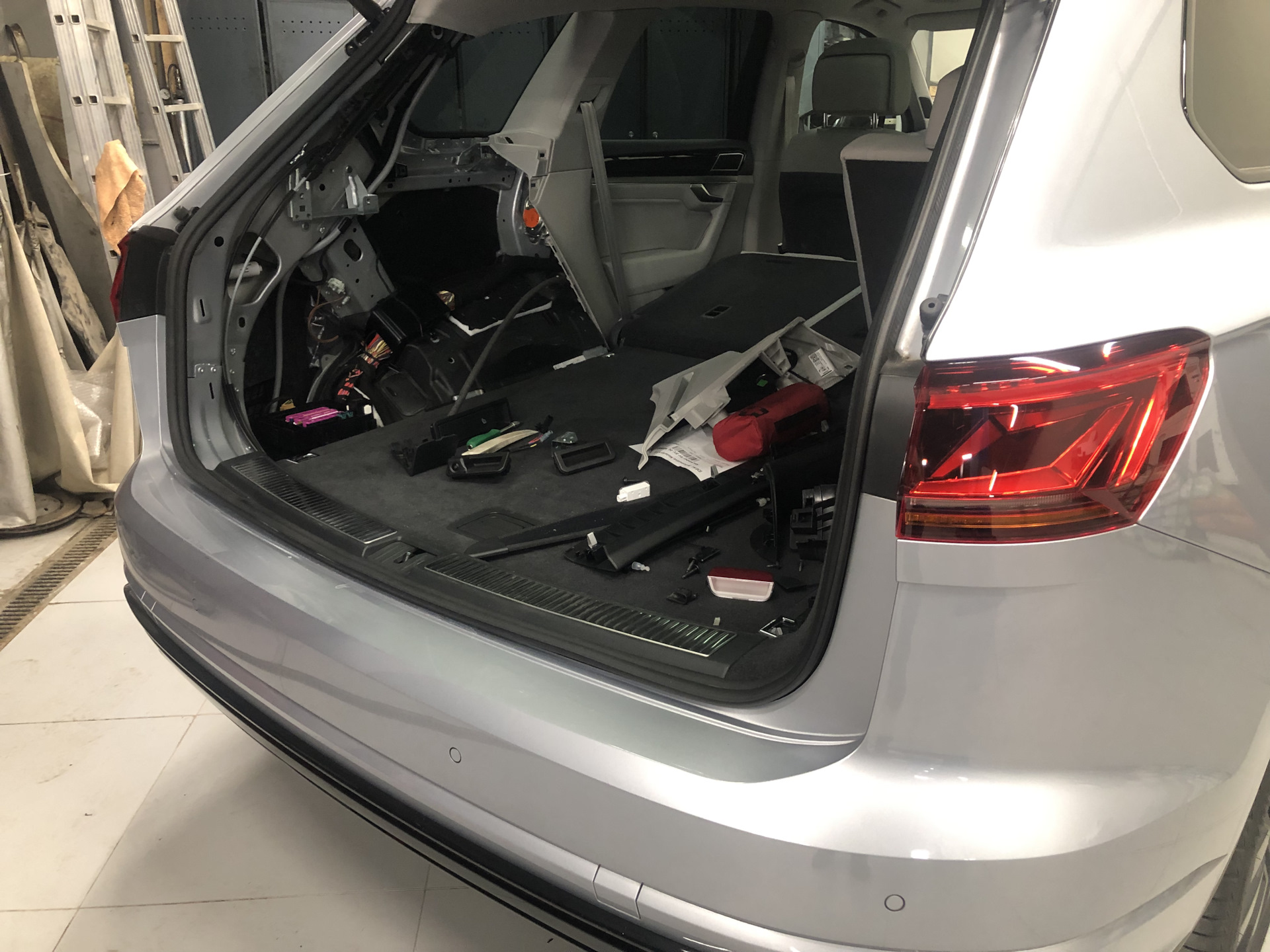 Установка оригинальной камеры заднего вида на VW Touareg CR. — DRIVE2