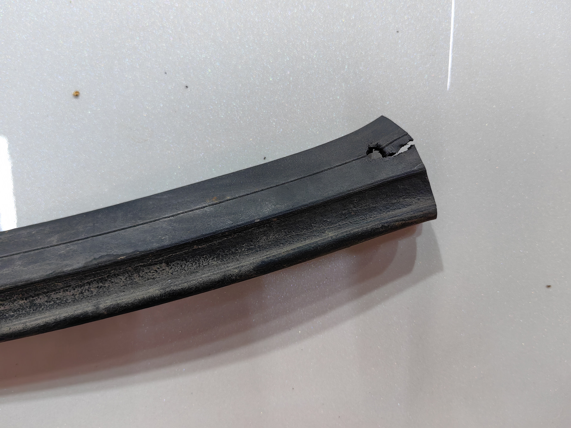 Заменил уплотнительные резинки передних дверей 5725A165 — Mitsubishi ...