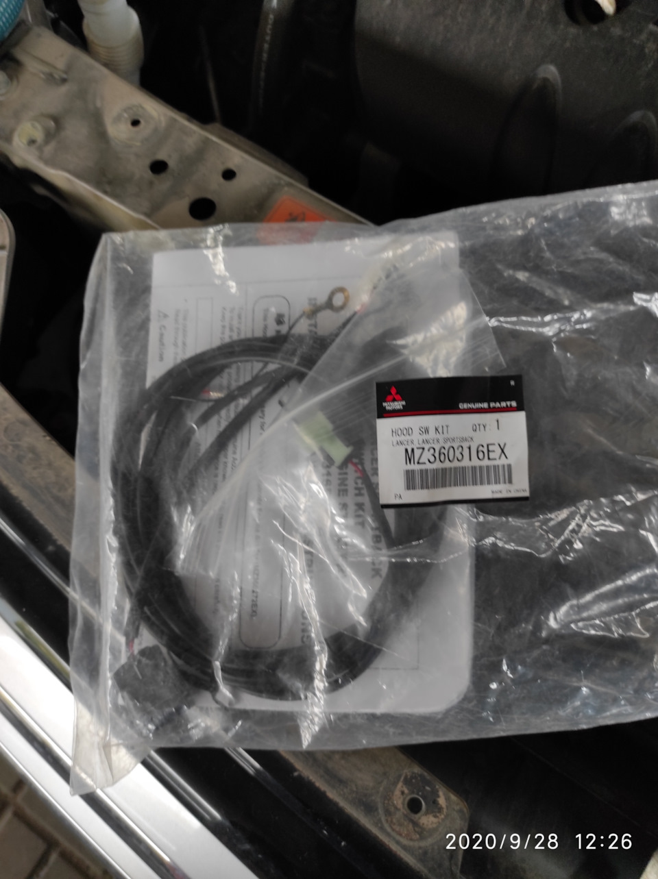 Датчик открытого капота. — Mitsubishi Outlander (3G), 2 л, 2015 года ...