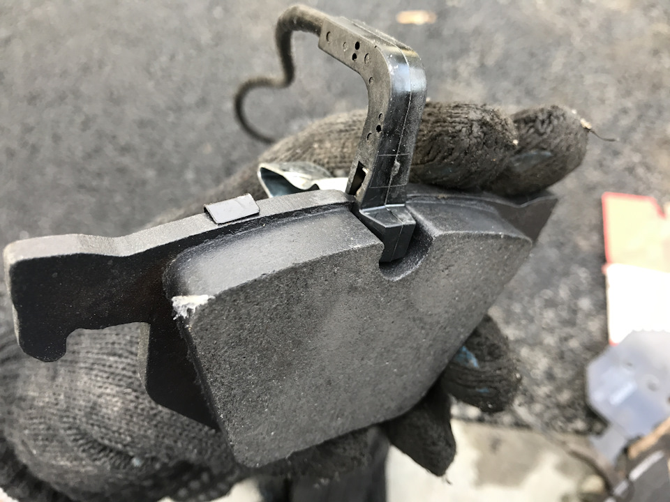 Замена тормозных колодок и датчиков износа BMW E60 N52B25AF — BMW 5 ...