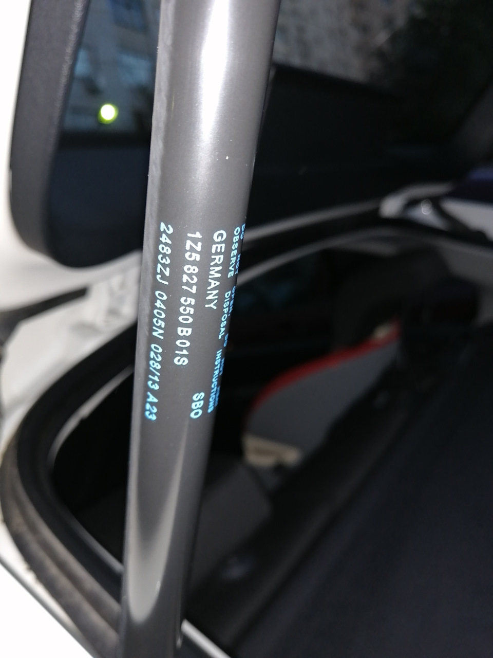 Замена стоек крышки багажника — Skoda Octavia A5 Mk2, 1,8 л, 2013 года ...