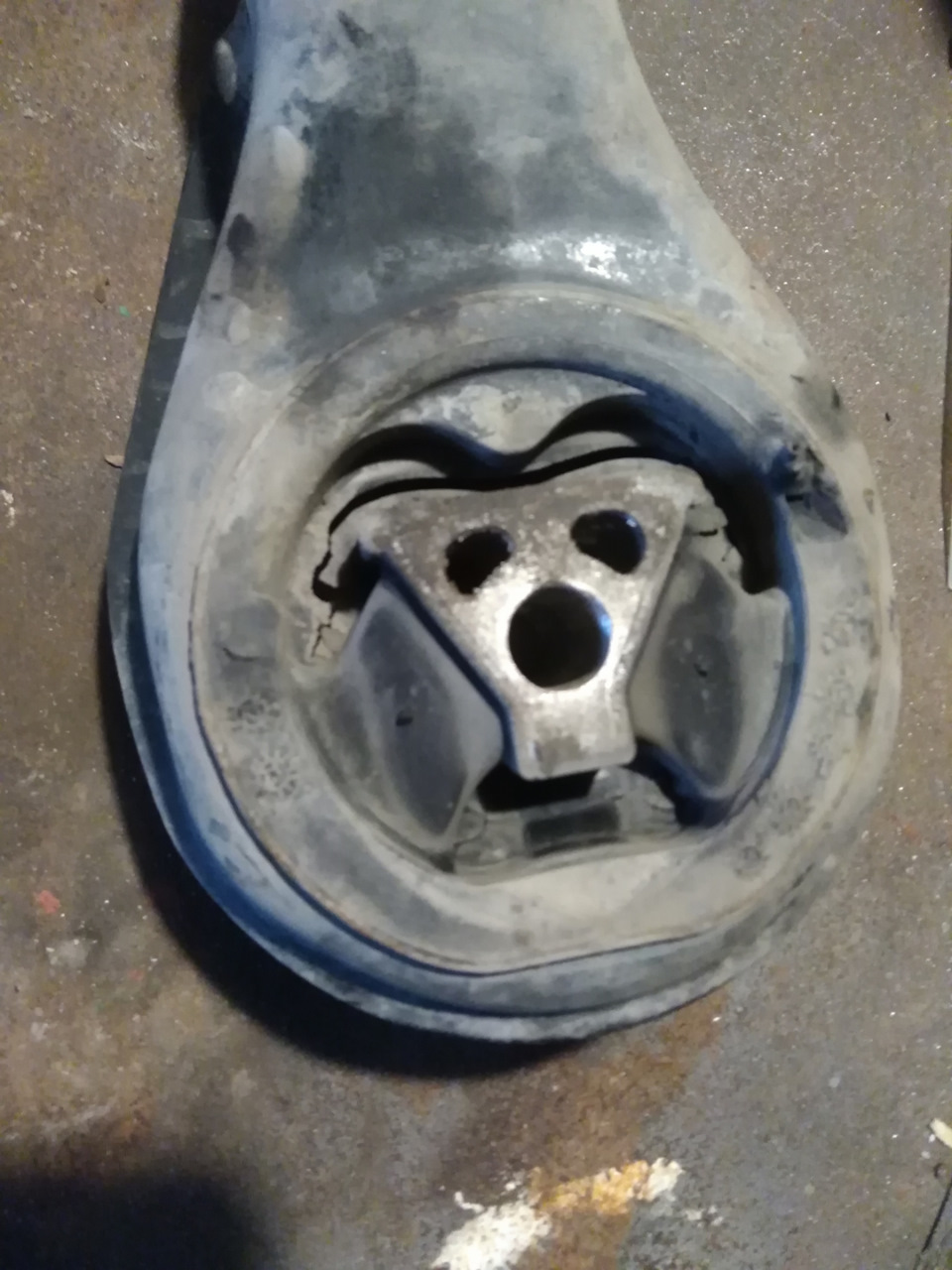 Замена опоры АКПП — Ford Focus Wagon II, 2 л, 2008 года | запчасти | DRIVE2