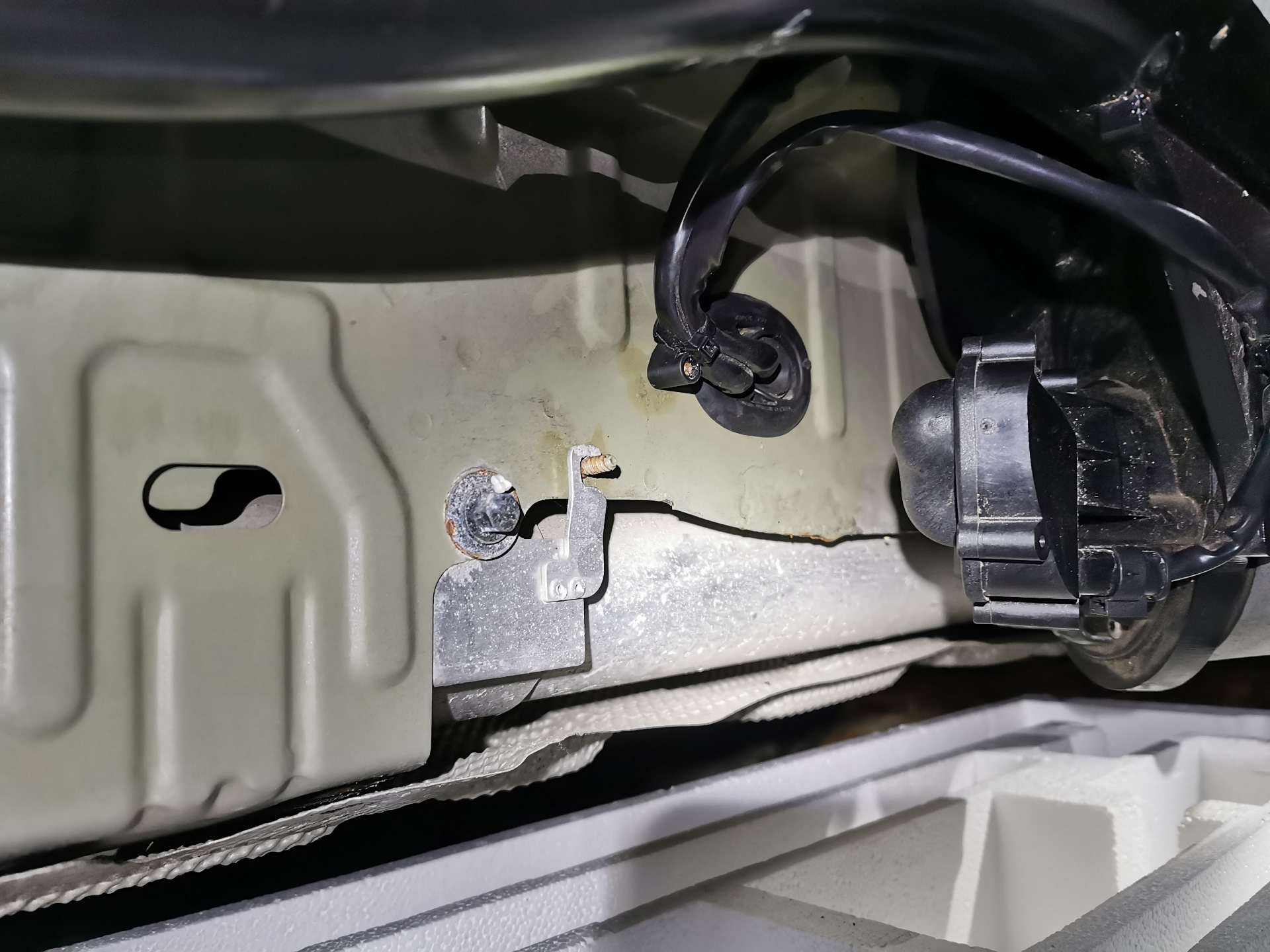 Установка оригинального скрытого фаркопа — Volvo V90 (2G), 2 л, 2016 ...