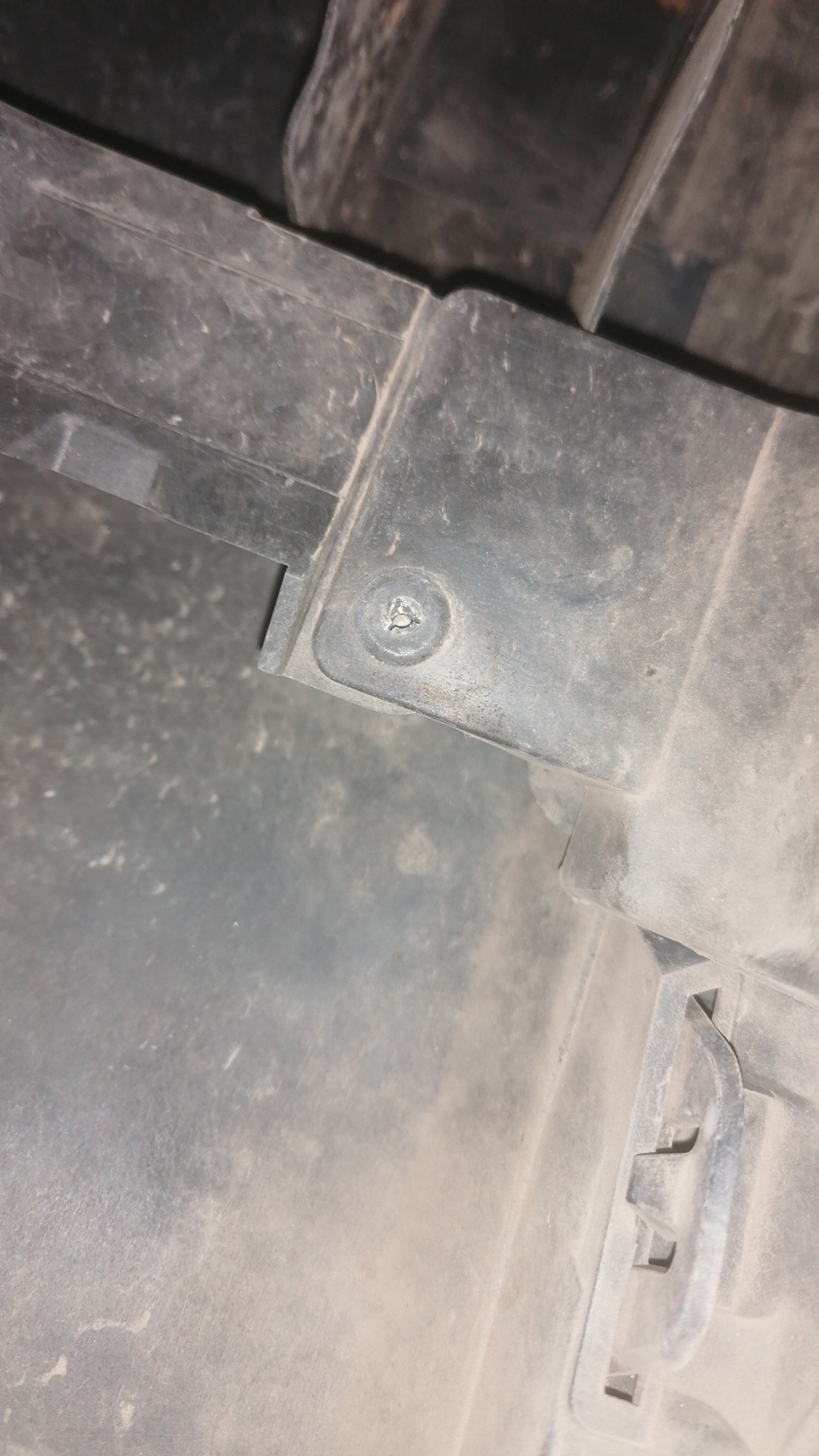 На что заменяете эти заклепки в бампере Логан2 этот крепеж? — Renault ...