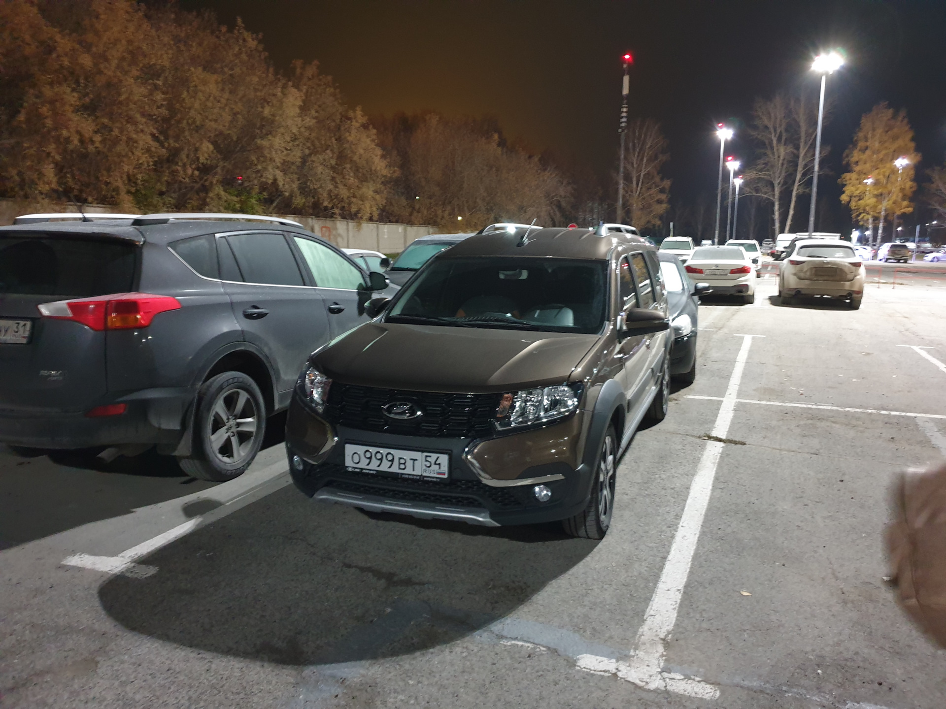 Просто… "Ларик" на парковке аэропорта "Толмачево" — Lada Largus Cross, 1,6 л, 2021 года ...