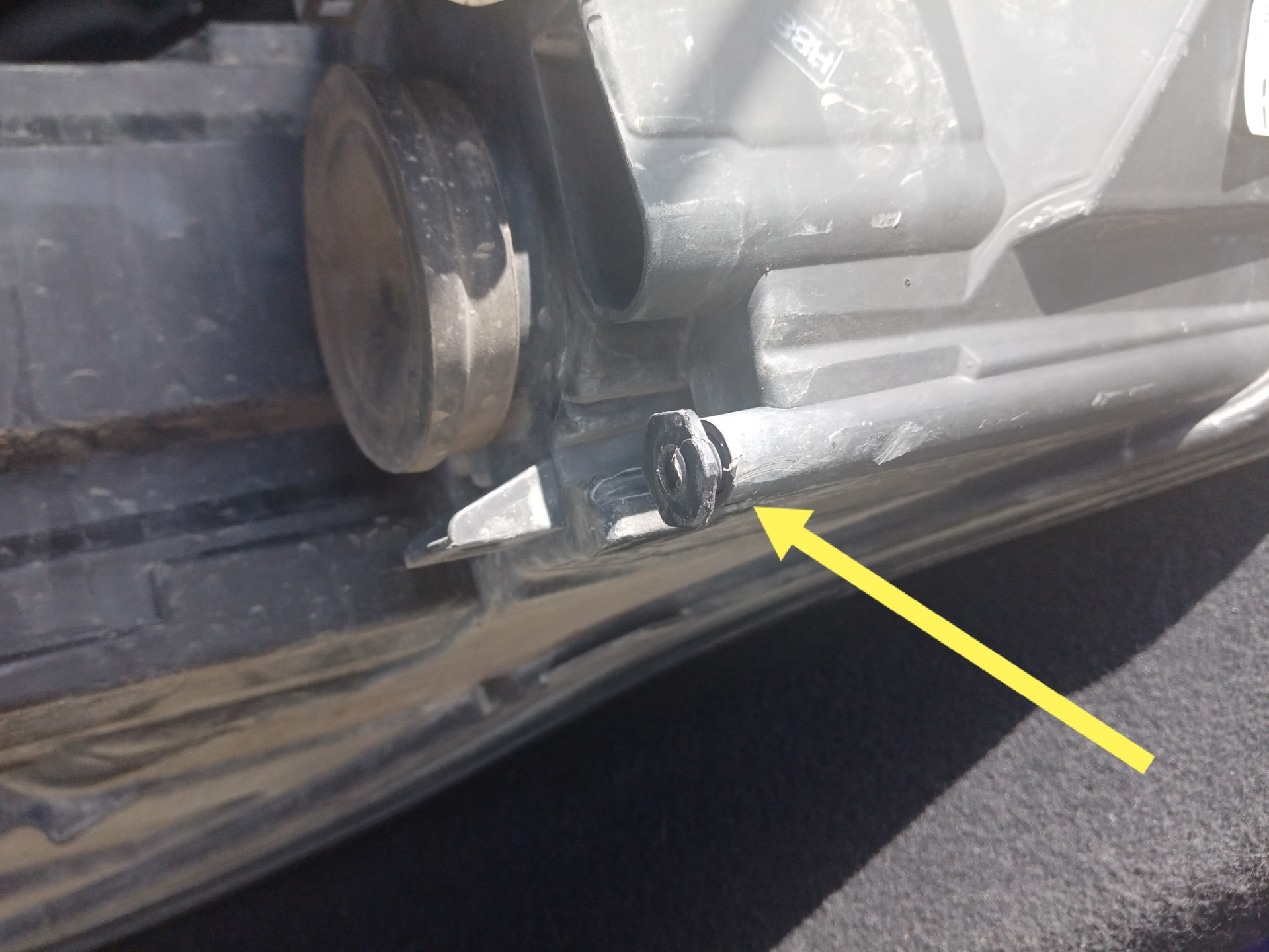 Ремонт крепления фары+замена ламп ближнего света. — Skoda Octavia A5 ...