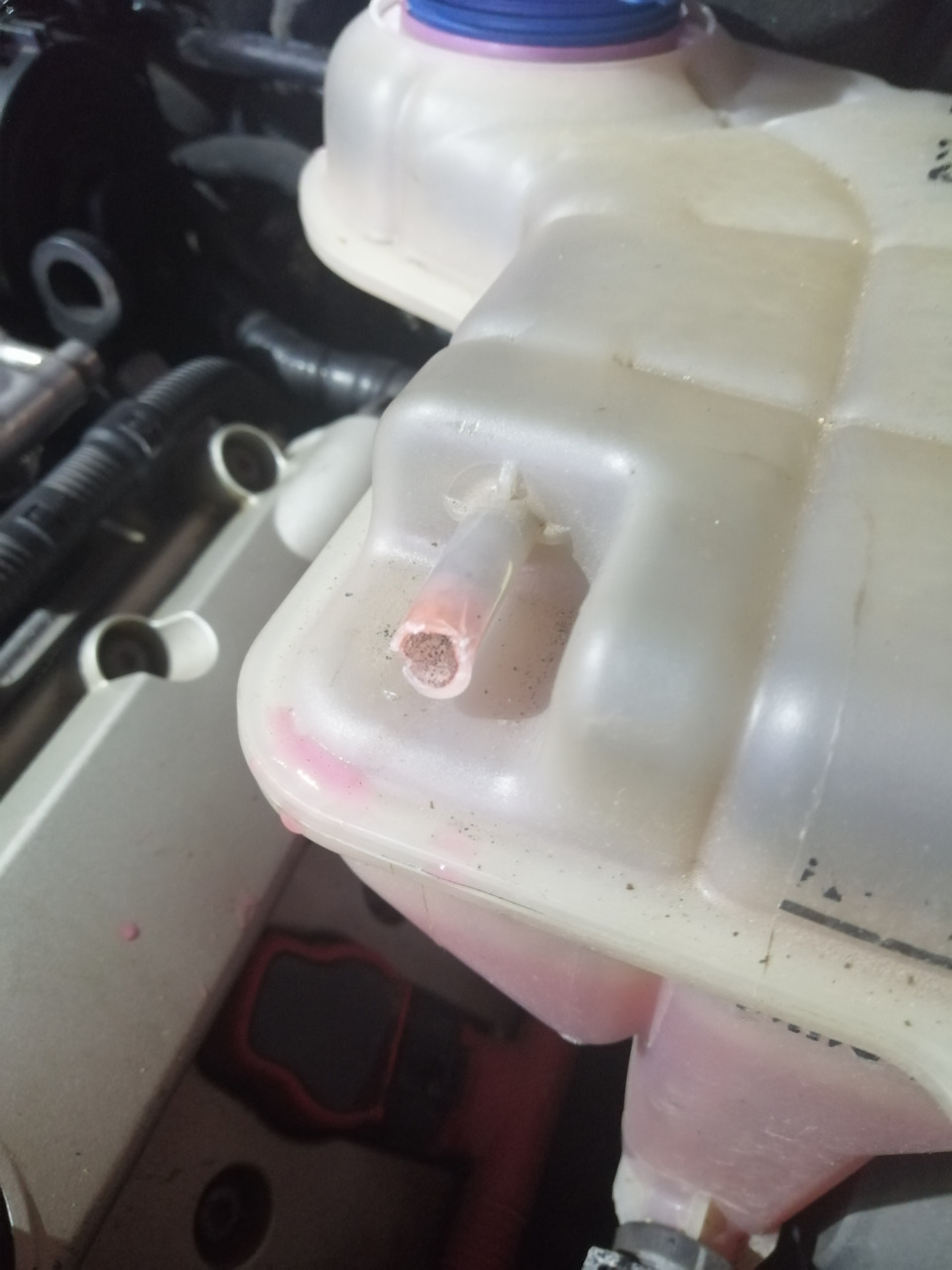 Замена расширительного бачка — Audi A6 (C6), 3 л, 2005 года | своими ...