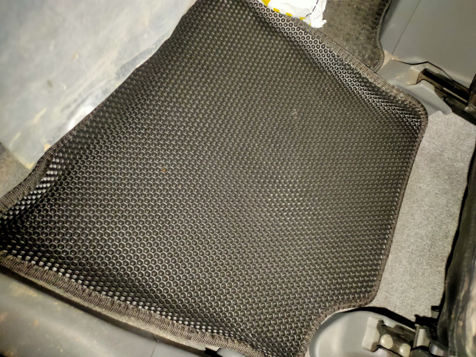 Задний бампер и коврики — Toyota Prius (30), 1,8 л., 2011 года ...