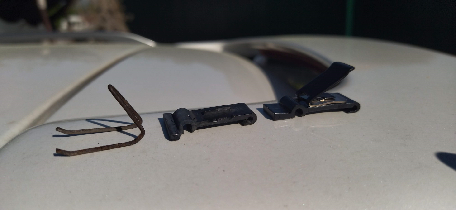 Пружина лючка бензобака — Toyota Mark II Qualis, 2,5 л, 1998 года ...