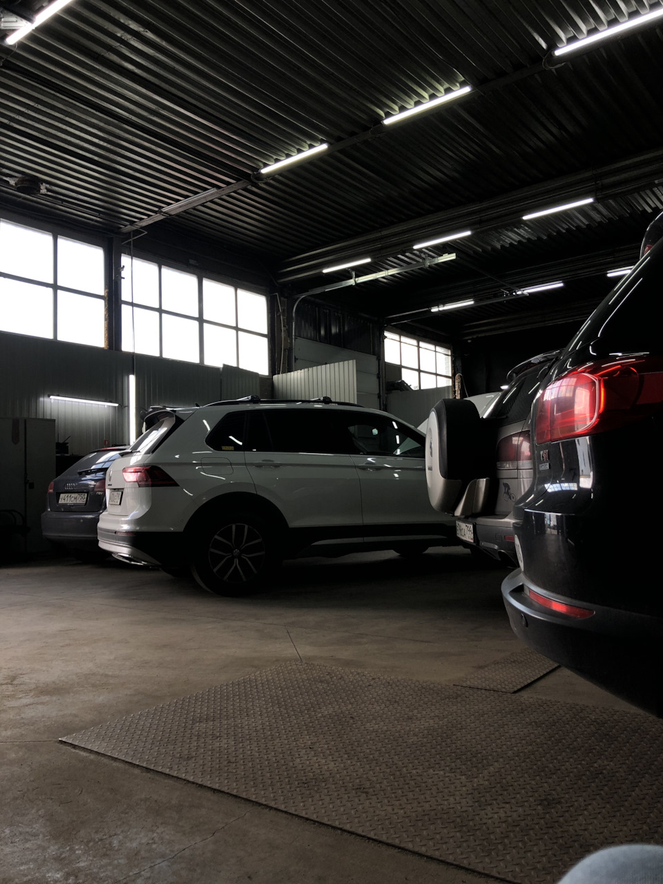 Замена пиропатронов капота. ТО — Volkswagen Tiguan (2G), 1,4 л, 2020 ...