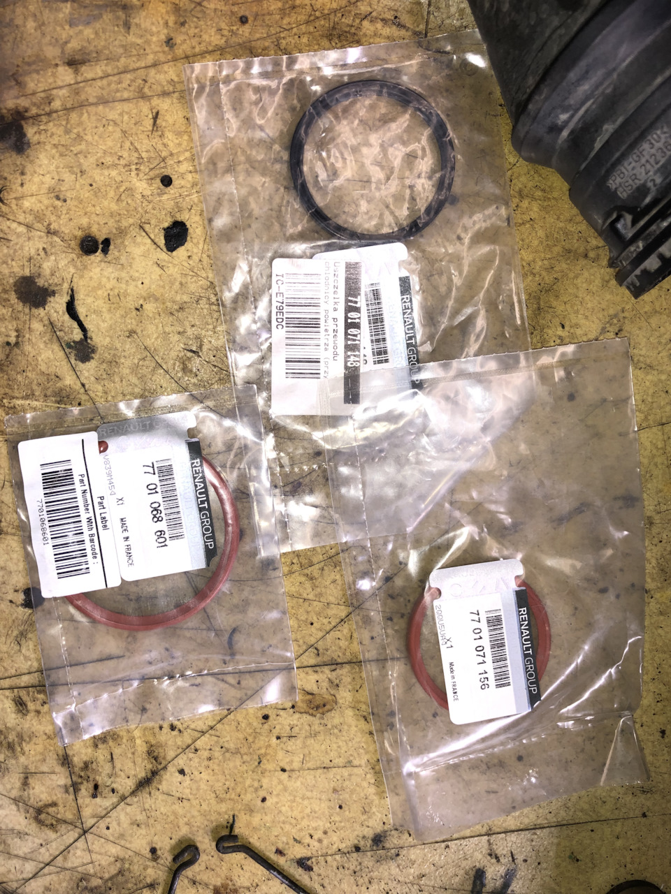 7701068601 Уплотнитель возд. патрубка (рез) RENAULT | Запчасти на DRIVE2