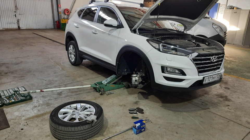 Замена передних колодок — Hyundai Tucson (TL), 2 л, 2018 года | своими ...