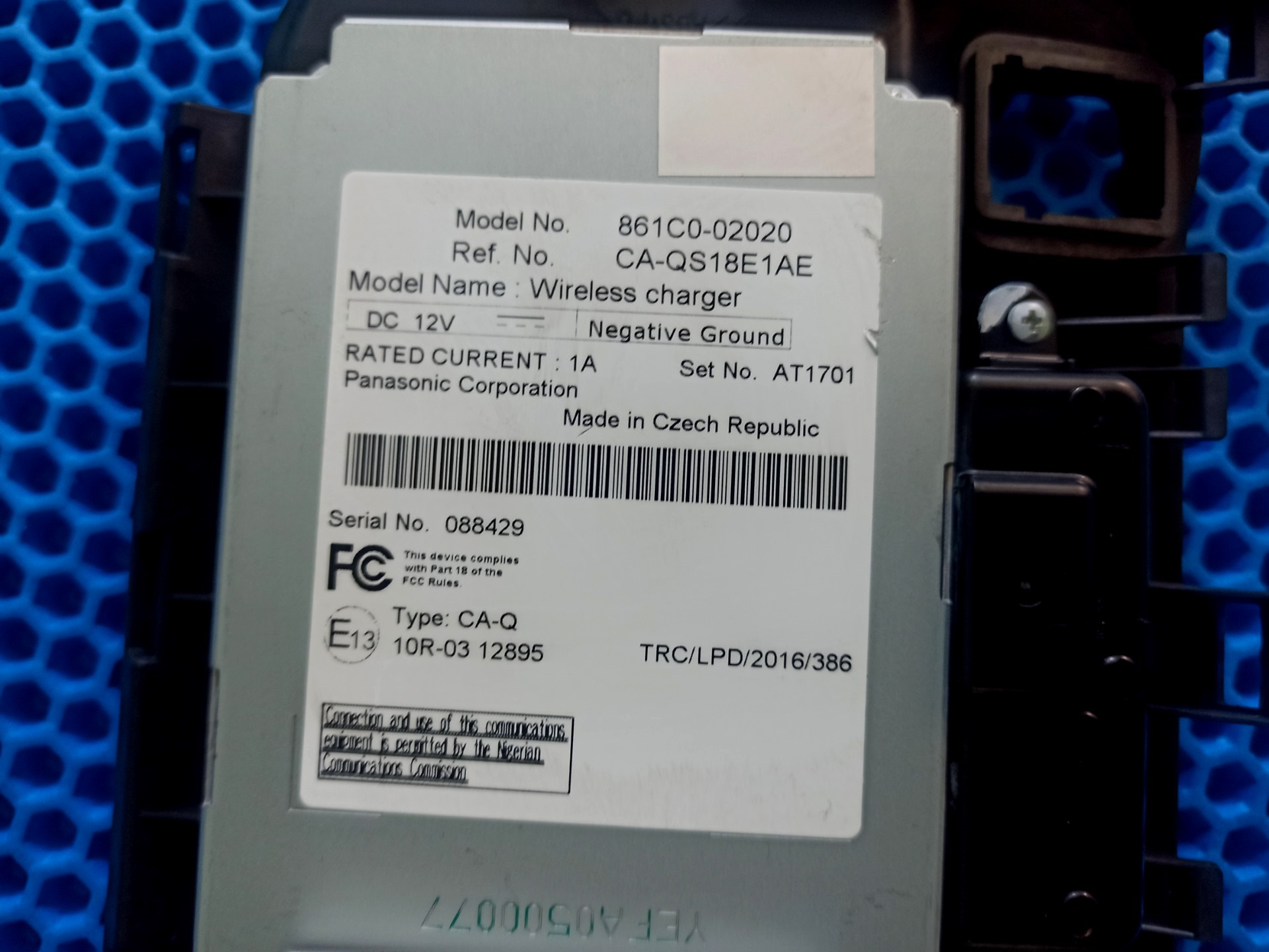 Беспроводное оригинальное зарядное устройство qi (Toyota 861C0-02020 ...