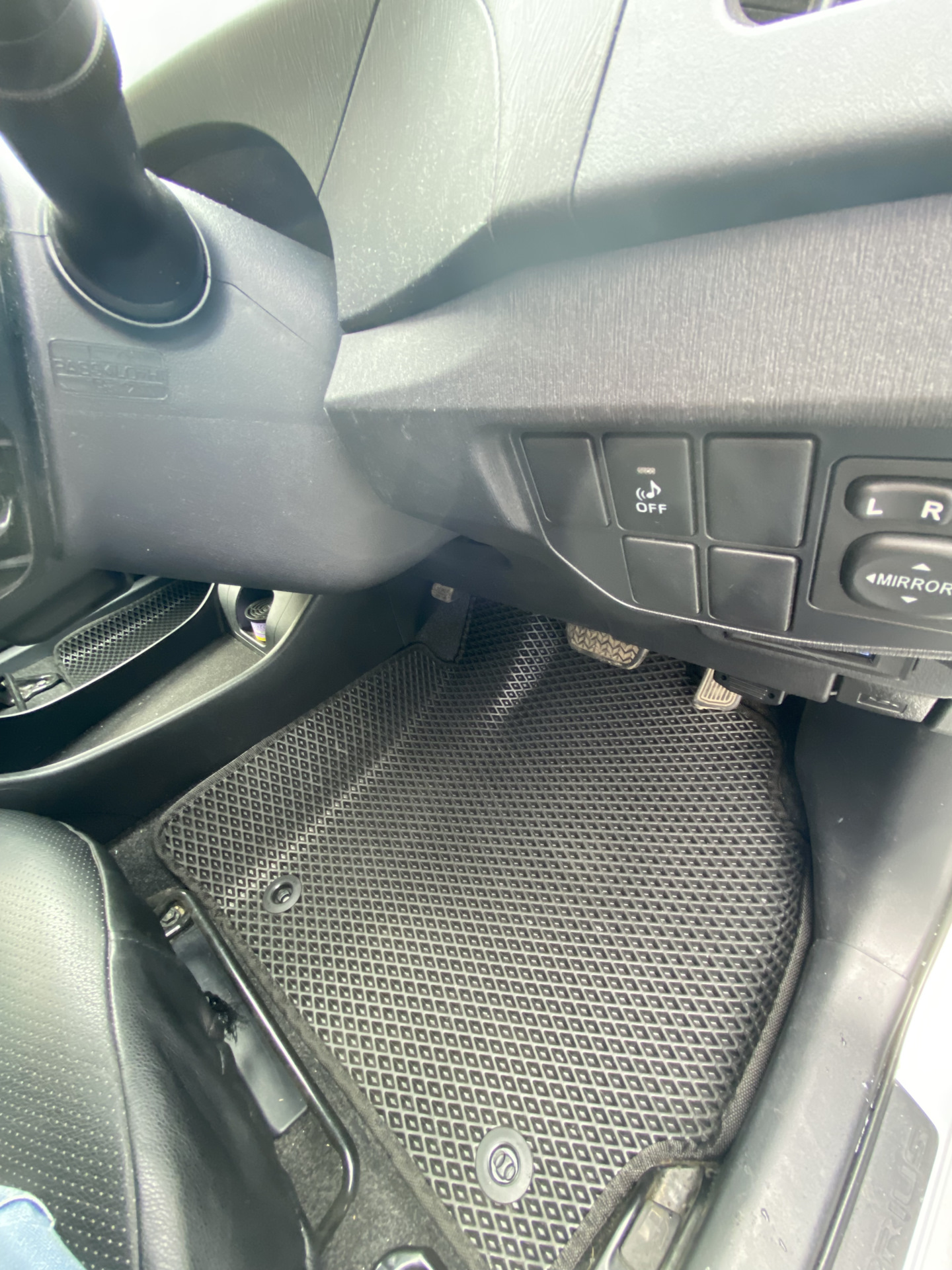 Установка Eva-ковриков с бортами — Toyota Prius (30), 1,8 л, 2012 года ...